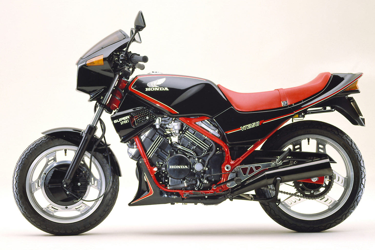 初代のホンダ VT250F（1982年）は250ccクラスで世界初の水冷Vツインエンジン搭載